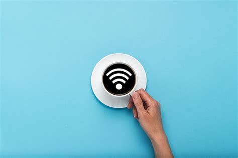 파란색 배경에 검은 커피와 흰색 컵을 들고 여성의 손 와이파이 기호입니다 플랫 레이 상단 보기 건강한 식생활에 대한 스톡 사진 및 기타 이미지 Istock