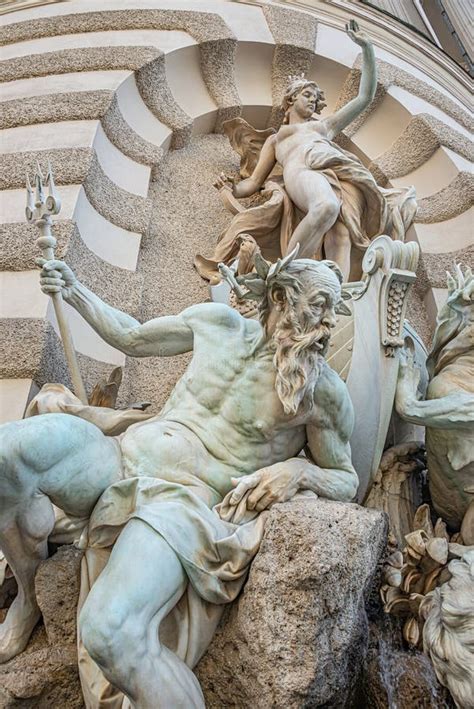 Красивая топлес девушка саммит Fontana силы моря на площади святого Михаила в большом 2018