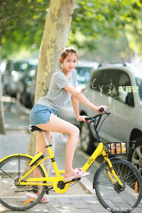 黑长直；（详细资料及更多照片见美丽记官微）； 摄影李星龙 后期李星龙 星岩 风格用途标签 常规写真·资料片·毕业简历·演员见组照·旅行