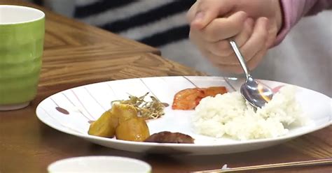 텅 빈 냉장고 앞 서성이는 아이들배고픈 보육원