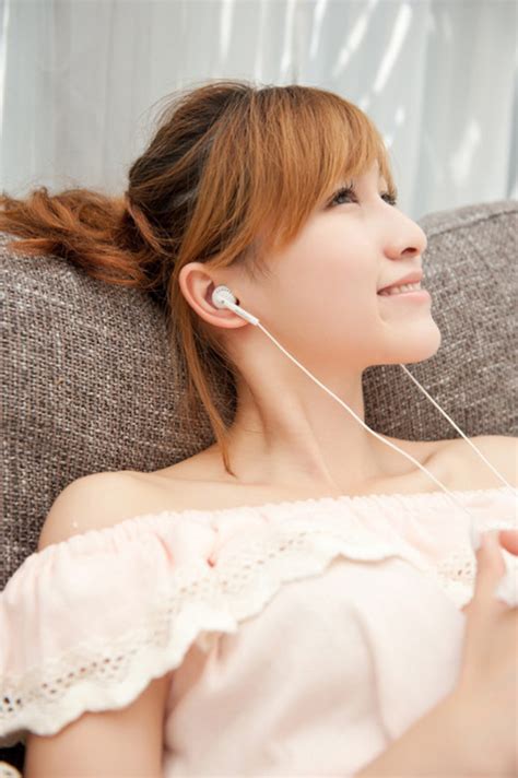 Hot girl xinh như thiên thần cùng tai nghe cao cấp