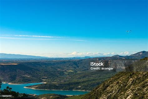 프랑스 프로방스의 베르동 협곡 근처 의 블루 락 드 생트 크루아 호수 전망 경관에 대한 스톡 사진 및 기타 이미지 경관 골짜기 낙하산 부대원 Istock