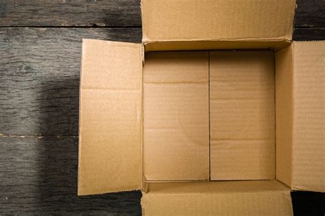 오래 된 나무 테이블의 배경에 사각 골 판지 상자를 엽니다 갈색에 대한 스톡 사진 및 기타 이미지 갈색 경관 고풍스런