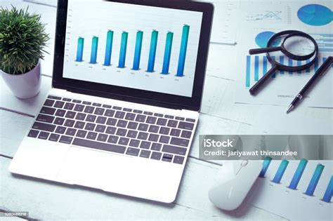 노트북 컴퓨터 화면에 지난 1 년 동안에서 회사의 통계 성능 그래프와 차트 요소입니다 저널리즘에 대한 스톡 사진 및 기타 이미지 저널리즘 데이터 금융 Istock