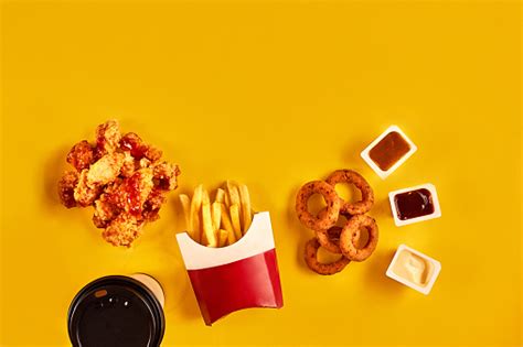 패스트 푸드 요리 최고 볼 수 있습니다 감자 튀김 햄버거 노란색 바탕에 마요네즈와 케첩 소스 0명에 대한 스톡 사진 및 기타 이미지 Istock