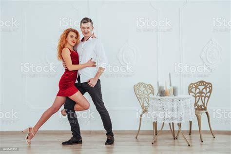 빨간 드레스와 댄스 흰색 배경에 고립 된 사람이 젊은 아름 다운 여자 검은색에 대한 스톡 사진 및 기타 이미지 검은색 공연 관능 Istock