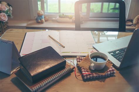 일정표 플래너북 노트북 2024년 달력 연필 사무실 책상 위에 놓인 커피 한 잔 주최자가 시간표 일일 약속 및 방에서 관리