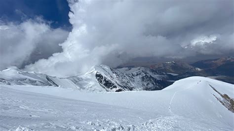 눈 덮인 산 바위 및 파미르의 언덕의 파노라마 레닌 봉우리 아래 캠프 3로가는 길 키르기스스탄의 놀라운 자연 걷기에 대한 스톡 사진 및 기타 이미지 Istock