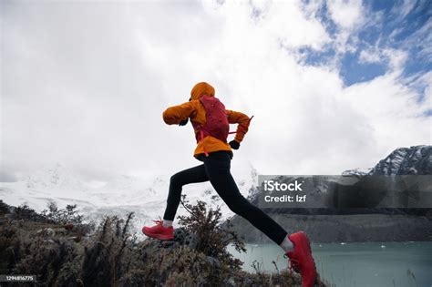 겨울 눈 산 꼭대기까지 실행 여자 트레일 러너 크로스 컨트리 Track And Field Event에 대한 스톡 사진 및 기타