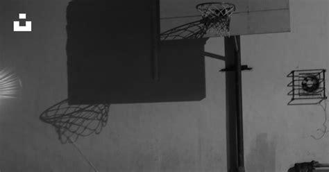 농구공이 있는 농구 골대 사진 Unsplash의 무료 스포츠 이미지