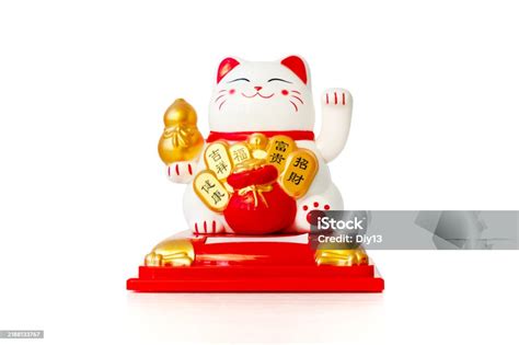 마네키네코 행운과 행운의 일본과 중국 고양이는 복사 공간이 있는 흰색 배경에 있습니다 고양이는 행운을 빕니다라고 쓰여진 동전을 들고 있으며 흰색 배경에 고립 된 마네키
