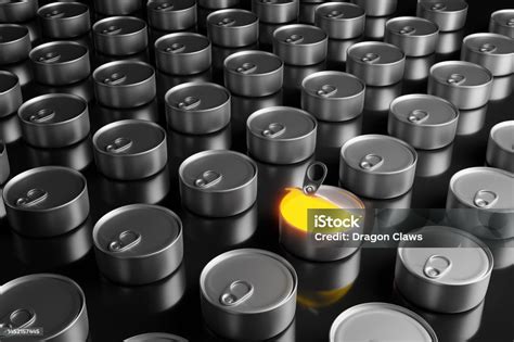 하나의 뚜껑이 열린 금속 식품 캔의 배열은 내부의 황금 함량을 보여줍니다 통조림 식품 및 식품 선택의 개념에 대한 그림 선택에