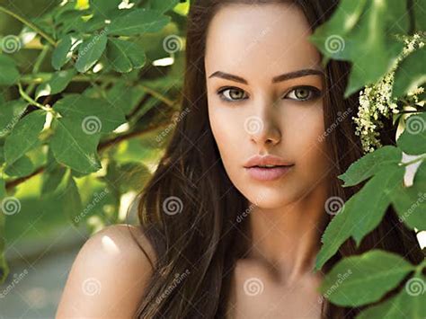 Портрет молодой красивой женщины с длинными волосами Outdoors Стоковое Фото изображение