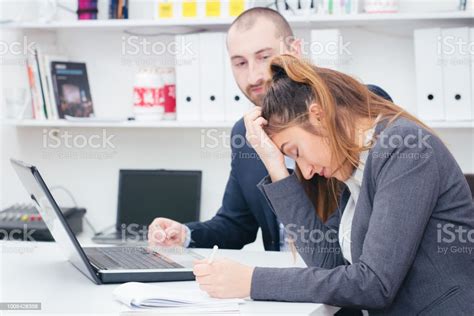 두 젊은 사업 사람들은 컨퍼런스 룸 사무실에 앉아 하 고 그들의 진행 중인 프로젝트를 논의 20 29세에 대한 스톡 사진 및 기타 이미지 Istock