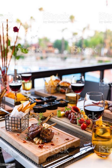 그릴에 구운 양갈비와 파타토 슬라이스 발코니에서 식탁에 야채와 채소가 함께 제공됩니다 저녁 식사에 대한 스톡 사진 및 기타 이미지 저녁 식사 호텔 갈비 음식 Istock