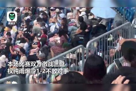 韩国网球“一哥”权纯雨爆冷输球，多次怒砸球拍拒绝与对手握手