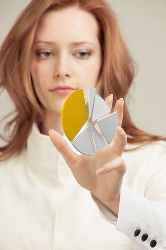 여자 보여주는 파이 차트 원형 도표 비즈니스 분석 컨셉입니다 개념에 대한 스톡 사진 및 기타 이미지 개념 개념과 주제 규모 Istock