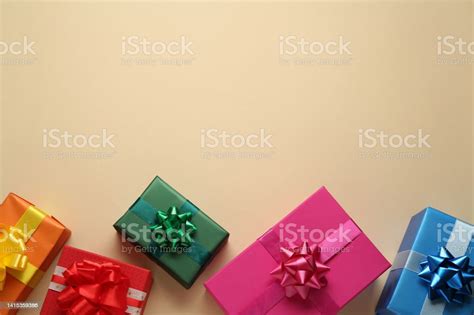 베이지 색 배경에 많은 다채로운 선물 상자 플랫 레이 텍스트를 위한 공간 0명에 대한 스톡 사진 및 기타 이미지 0명 개체 그룹 계절 Istock