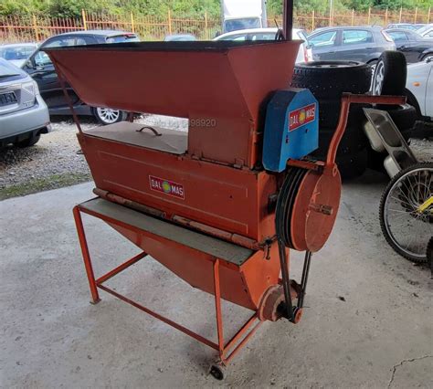 италианска гроздомелачка с отделяне на чепките и корито с помпа За