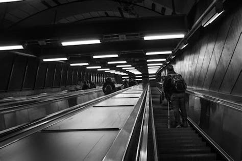 그레이스케일 블랙 앤 화이트 수직 쐈어 에스컬레이터 움직이는 계단 지하철 터널 통로 하이앵글 샷에 관한 무료 스톡 사진