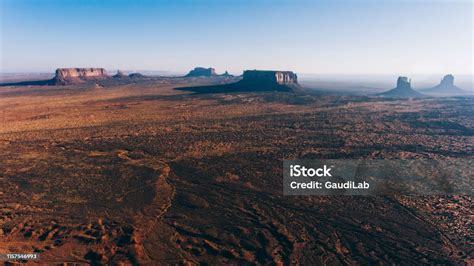 애리조나 주의 아름다운 자연 모뉴먼트 밸리 랜드 마크의 조감도 화창한 날에 야생 땅의 공중 풍경보기 높은 절벽과 끝없는 모래
