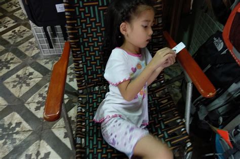 越南小女孩儿10岁就会骑电动车，课外补习、沉迷游戏也是常态