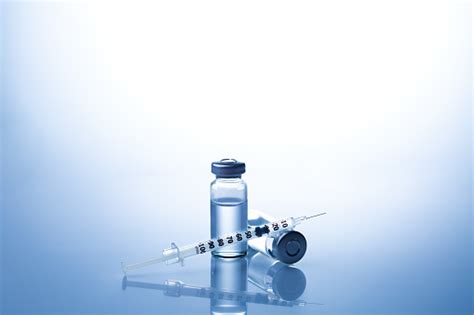 앰플 바이알 주사기 의료 주사 질병 건강 관리 당뇨병 인슐린 주사를 준비하는 액체 백신주사기 의료 장비 복사 공간이 있는 의료 배경 건강관리와 의술에 대한 스톡 사진 및