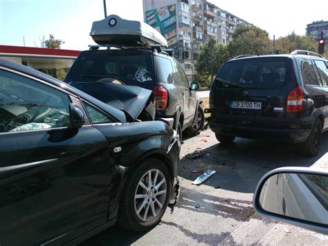 Верижна катастрофа в София инсулт е покосил един от шофьорите СНИМКИ Информационна агенция ПИК