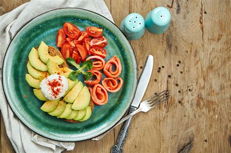 유행 하는 음식 호밀 빵에 수란을 곁들인 아보카도 토스트와 반디쉬 연어 나무 배경의 세라믹 접시에 토마토 건강한 아침 식사 0명에 대한 스톡 사진 및 기타 이미지 Istock