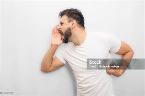 감정적인 남자는 자신의 감정을 표현입니다 그는 비명 하 고 소리 지 른 다 한쪽에서 손으로 남자 Coveres 입입니다 흰색 배경에 고립 T 셔츠에 대한 스톡 사진 및 기타