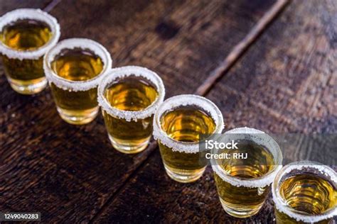 데킬라 레몬 소금이 줄지어 있는 데킬라 안경 7월 24일에 국제적으로 축하되는 멕시코에서 전형적인 음료 데킬라 의 날 0명에 대한 스톡 사진 및 기타 이미지 Istock