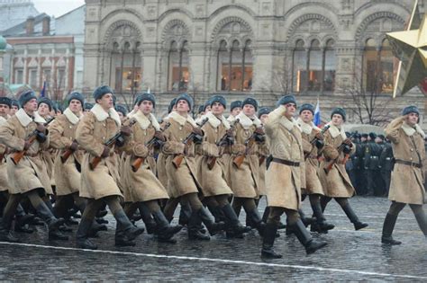 Русские солдаты в форме Великой Отечественной войны на параде на красной площади в Москве