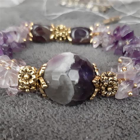 ნატურალური ქვები ძაფები და ხელნაკეთი ნივთები