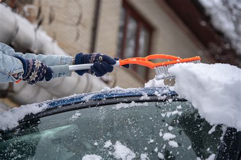 앞 유리에서 눈을 청소 얼음을 긁어 겨울 자동차 창 청소 차에서 눈을 제거하는 여자 거리에 대한 스톡 사진 및 기타 이미지 거리 겨울 계절 Istock