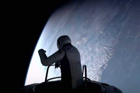 Туристы миссии Polaris Dawn впервые вышли за борт космического корабля Российская газета