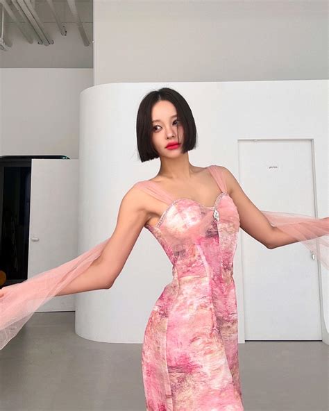 데이토프 핵크롭 어쿠 스퀘어넥 반팔 굴림 티 𝐈𝐍𝐅𝐎 국내제작으로 퀄리티 보장🤍 크롭보다 짧은 핵크롭 기장으로 복부강조에 좋고 하이웨스트랑도 찰떡 밑단은 일자가