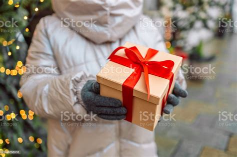 손의 근접 촬영은 깜짝 선물 상자 선물 갈색 패키지 상자에 빨간 리본을 제공합니다 휴일 생일 크리스마스 개념 파노라마 배너 2023년에 대한 스톡 사진 및 기타 이미지