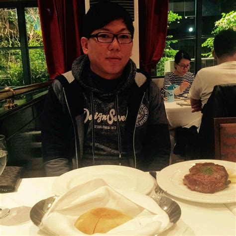 艾蜜莉 自由之路 前幾天和兩位前輩聊天， A：「股票我還是有放一點，錢不用放太多在股市啊。」 B：「我現金流也夠了，股市只是看有沒有便宜的