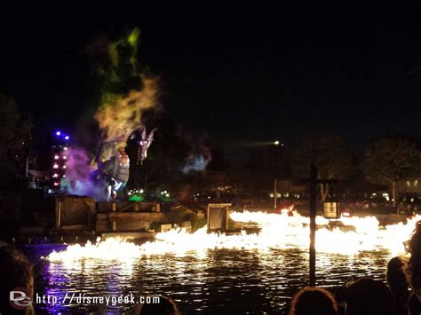 Fantasmic Mickey Battling Maleficent Dragon Disneyland The Geeks Blog