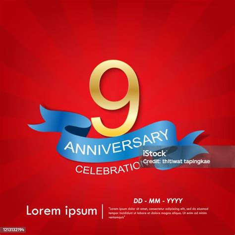 9 주년 기념 엠블럼 빨간색 배경에 파란색 리본이있는 기념일 우아함 황금 로고 웹 전단지 인사말 카드 및 초대 장용 벡터 일러스트 템플릿 디자인 0명에 대한 스톡 벡터 아트