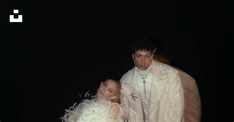 흰 옷을 입은 남자와 여자가 사진을 찍기 위해 포즈를 취하고 있다 사진 Unsplash의 무료 유행 이미지