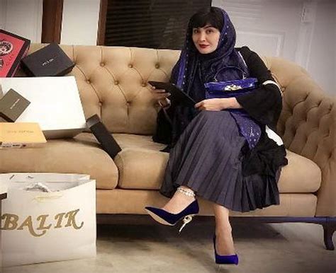 دامن کوتاه و پاهای برهنه مریم معصومیعکس