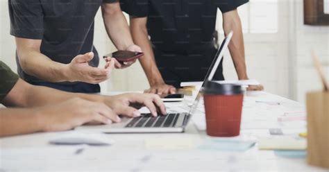 소프트웨어 개발 및 코딩 기술 분야에서 일하는 프로그래머 및 Ux Ui 디자이너 모바일 및 웹 사이트 디자인 및 프로그래밍