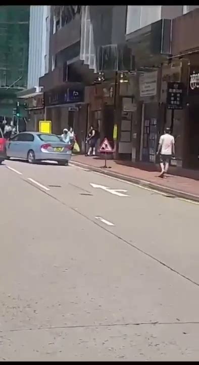 尖沙嘴錶行搶劫｜犯案過程曝光 兩賊擸鎚狂扑櫥窗掠名錶 同黨門口睇水 星島日報