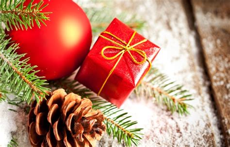 Гілка ялинки з подарунками на Новий рік Новорічні шпалери на робочий стіл