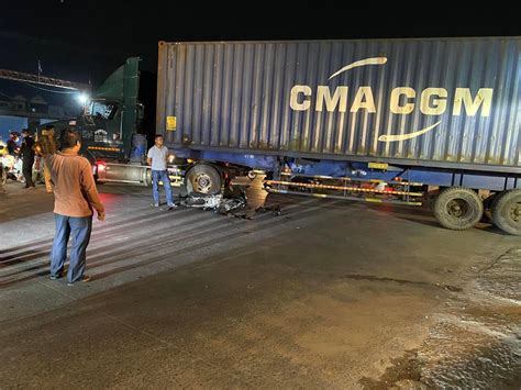 រថយន្តកុងតឺន័រក្រុមផែស្ងួតសូងួនបេីកចេញពីផែឆ្លងផ្លូវត្រូវម៉ូតូបុកពេញទំហឹងបណ្តាលឱ្យបុរសម្នាក់រងរបួ