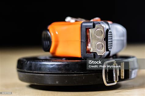 필드에서 측정을 위한 테이프입니다 측정 나무 테이블에 엃 혀 있었습니다 검정색 배경 0명에 대한 스톡 사진 및 기타 이미지 0명 강철 경쟁 Istock