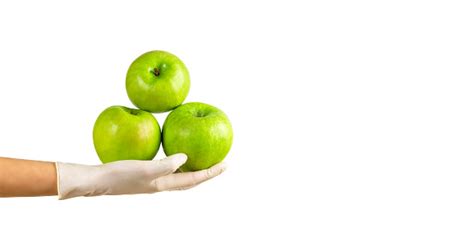 큰 녹색 사과를 들고 장갑 손 코로나바이러스 유행병 시 위생 식품 준비 안전한 쇼핑 택배 서비스의 개념 흰색 배경에 격리 배너 템플릿 텍스트 공간 3가지 개체에 대한 스톡