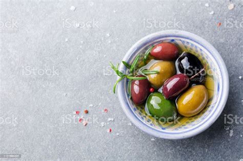 올리브 기름 그릇에 구색입니다 최고의 볼 수 있습니다 공간에 복사 합니다 올리브에 대한 스톡 사진 및 기타 이미지 올리브 안티파스토 그리스 음식 Istock