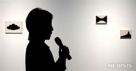 김범 개인전 바위가 되는 법 설명하는 김성원 리움미술관 부관장